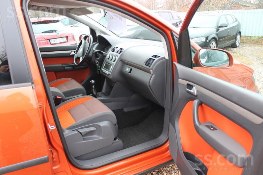 Orange Volkswagen Touran 2008 in Daugavpils, with an engine capacity of 1.40 L and mileage of 225 thousand km for 4690 €, photo 10 on AUTOMOTO.COM.LV