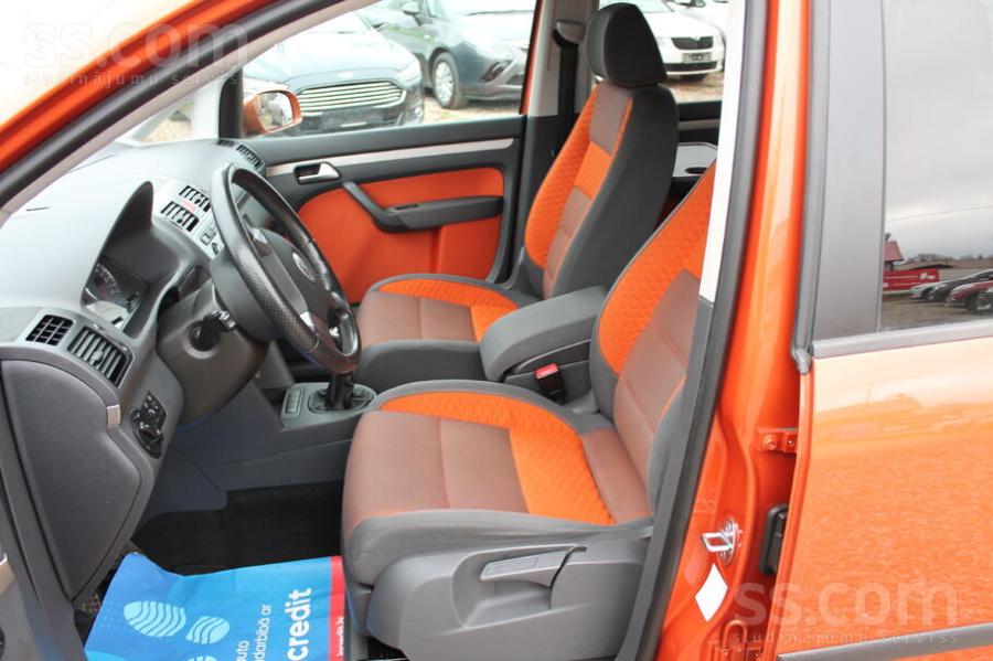 Orange Volkswagen Touran 2008 in Daugavpils, with an engine capacity of 1.40 L and mileage of 225 thousand km for 4690 €, photo 13 on AUTOMOTO.COM.LV