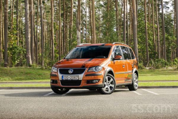 Orange Volkswagen Touran 2008 in Riga, with an engine capacity of 1.40 L and mileage of 261 thousand km for 4690 €, photo 3 on AUTOMOTO.COM.LV