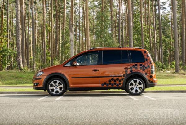 Orange Volkswagen Touran 2008 in Riga, with an engine capacity of 1.40 L and mileage of 261 thousand km for 4690 €, photo 4 on AUTOMOTO.COM.LV