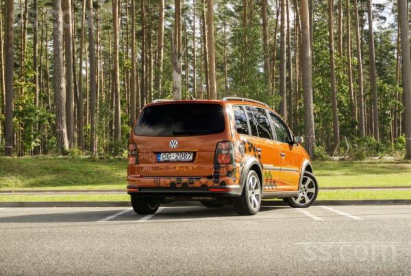 Orange Volkswagen Touran 2008 in Riga, with an engine capacity of 1.40 L and mileage of 261 thousand km for 4690 €, photo 5 on AUTOMOTO.COM.LV