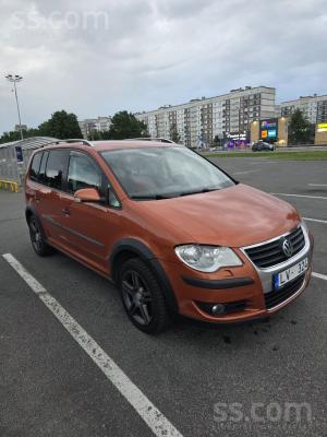 Oranžs Volkswagen Touran 2008 Rīga, ar dzinēja tilpumu 2.00 L un nobraukumu 370 tūkst. km par 2800 €, foto  vietnē AUTOMOTO.COM.LV