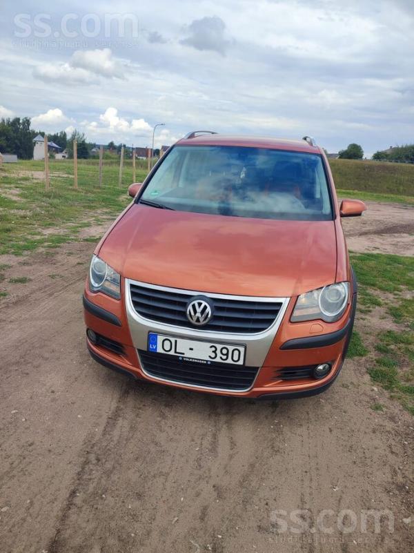 Orange Volkswagen Touran 2008 in Daugavpils, with an engine capacity of 2.00 L and mileage of 334 thousand km for 3750 €, photo 2 on AUTOMOTO.COM.LV