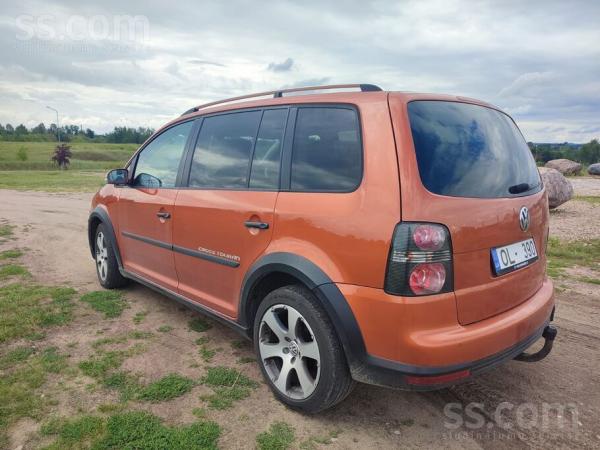 Oranžs Volkswagen Touran 2008 Daugavpils, ar dzinēja tilpumu 2.00 L un nobraukumu 334 tūkst. km par 3750 €, foto 3 vietnē AUTOMOTO.COM.LV