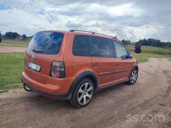 Oranžs Volkswagen Touran 2008 Daugavpils, ar dzinēja tilpumu 2.00 L un nobraukumu 334 tūkst. km par 3750 €, foto 4 vietnē AUTOMOTO.COM.LV