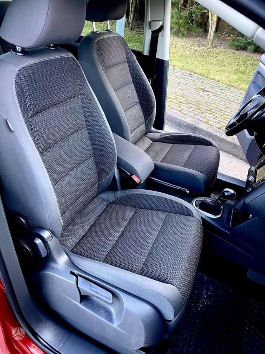 Red Volkswagen Touran 2010 in Klaipeda, with an engine capacity of 0.00 L and mileage of 266 thousand km for 4950 €, photo 20 on AUTOMOTO.COM.LV