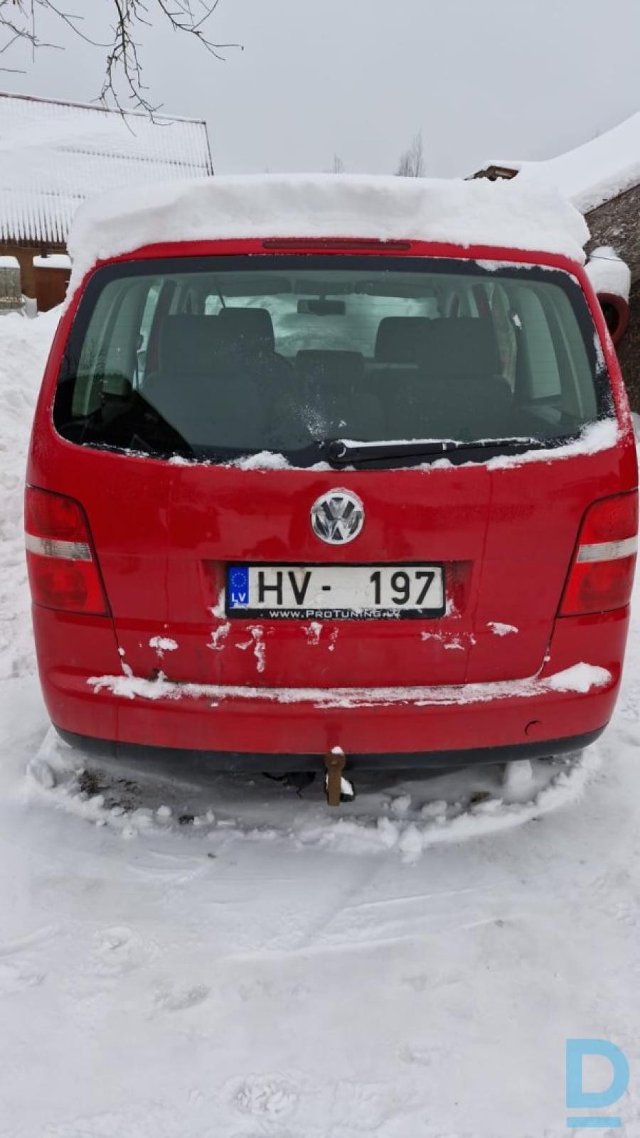 Red Volkswagen Touran 2005 in Aluksne, with an engine capacity of 1.90 L and mileage of 348 thousand km for 2000 €, photo 4 on AUTOMOTO.COM.LV