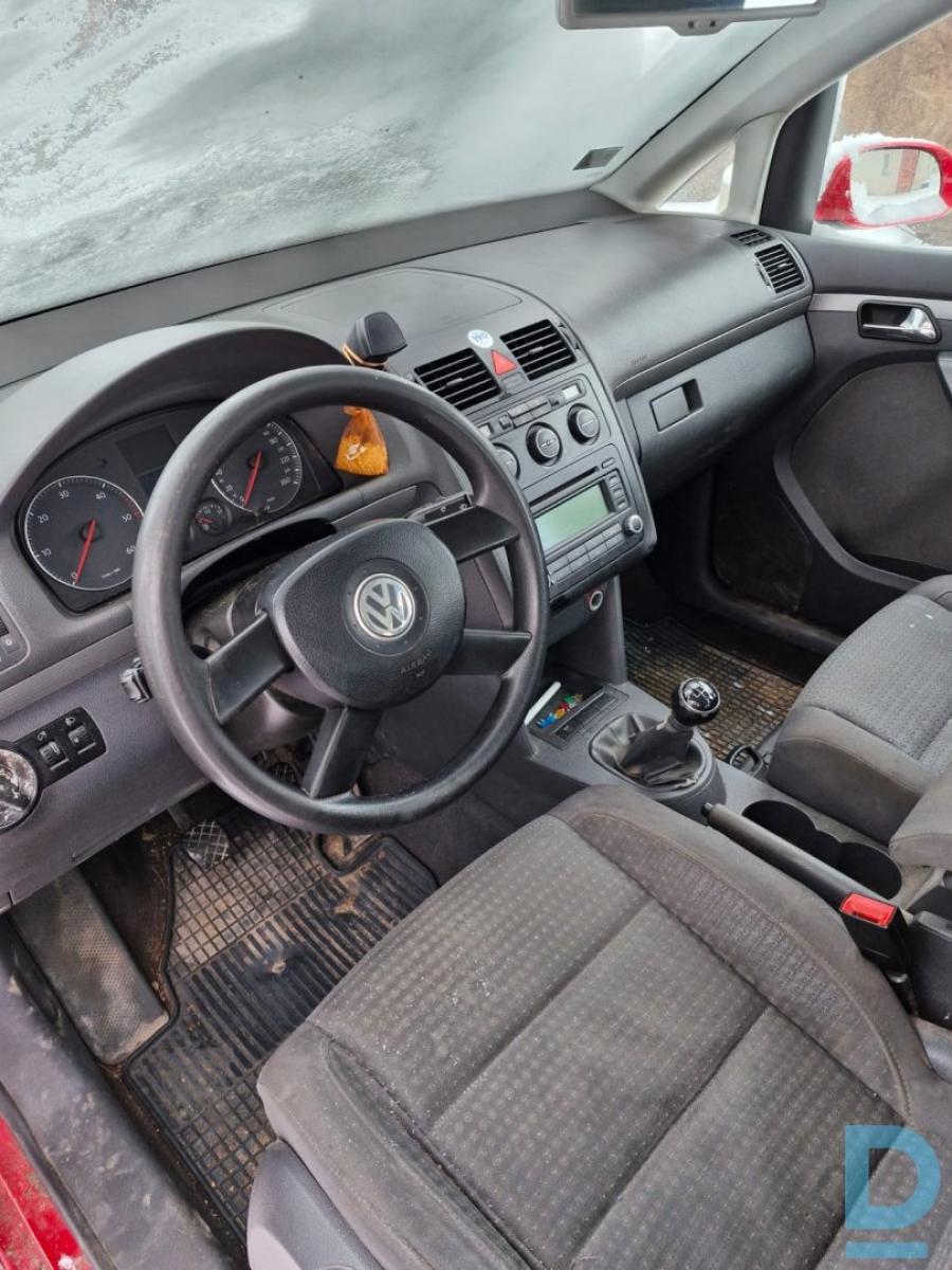 Red Volkswagen Touran 2005 in Aluksne, with an engine capacity of 1.90 L and mileage of 348 thousand km for 2000 €, photo 5 on AUTOMOTO.COM.LV