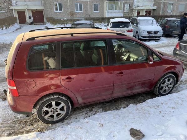 Red Volkswagen Touran 2003 in Kaunas, with an engine capacity of 1.90 L and mileage of 280 thousand km for 1650 €, photo 8 on AUTOMOTO.COM.LV