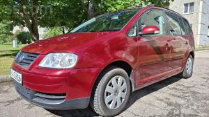 Sarkans Volkswagen Touran 2003 Daugavpils, ar dzinēja tilpumu 1.90 L un nobraukumu 284 tūkst. km par 2200 €, foto  vietnē AUTOMOTO.COM.LV
