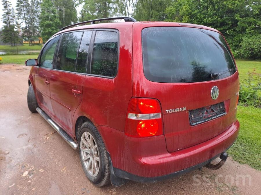 Красный Фольксваген Туран 2003 в Алуксне, объемом двигателя 1.90 л и пробегом 451 тыс. км за 705 €, фото 3 на AUTOMOTO.COM.LV