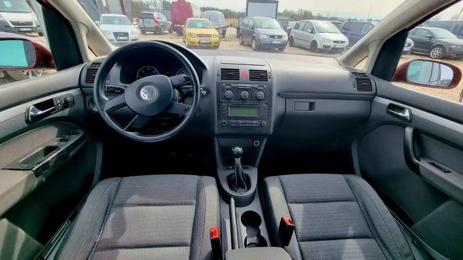Sarkans Volkswagen Touran 2003 Cēsis, ar dzinēja tilpumu 1.90 L un nobraukumu 371 tūkst. km par 1950 €, foto 20 vietnē AUTOMOTO.COM.LV