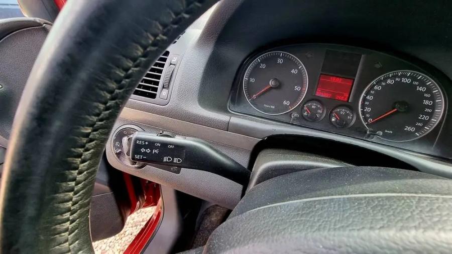 Sarkans Volkswagen Touran 2003 Cēsis, ar dzinēja tilpumu 1.90 L un nobraukumu 371 tūkst. km par 1950 €, foto 22 vietnē AUTOMOTO.COM.LV