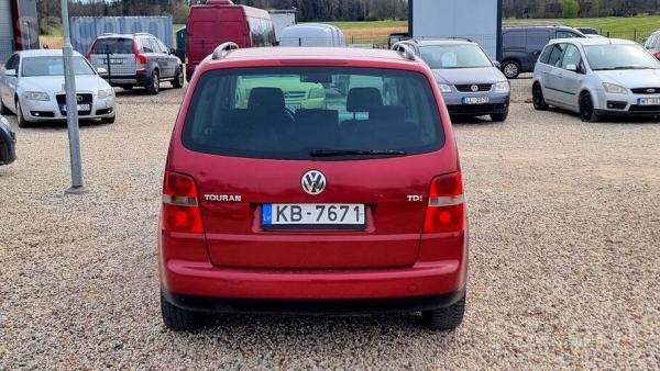 Sarkans Volkswagen Touran 2003 Cēsis, ar dzinēja tilpumu 1.90 L un nobraukumu 371 tūkst. km par 1800 €, foto 6 vietnē AUTOMOTO.COM.LV