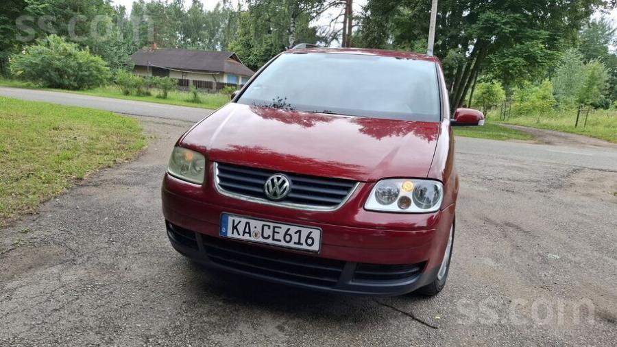 Red Volkswagen Touran 2003 in Daugavpils, with an engine capacity of 1.90 L and mileage of 282 thousand km for 1990 €, photo 1 on AUTOMOTO.COM.LV
