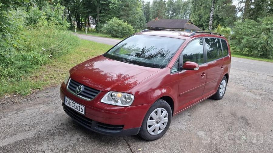 Red Volkswagen Touran 2003 in Daugavpils, with an engine capacity of 1.90 L and mileage of 282 thousand km for 1990 €, photo 4 on AUTOMOTO.COM.LV