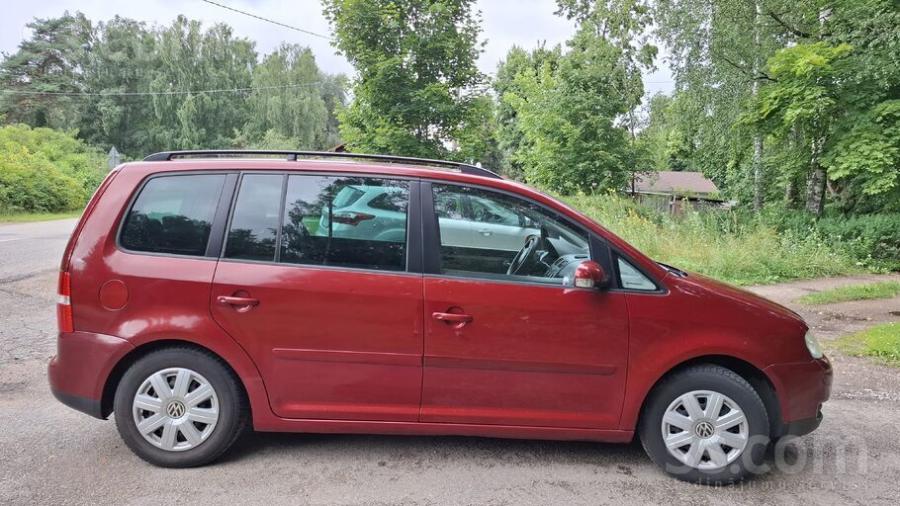 Red Volkswagen Touran 2003 in Daugavpils, with an engine capacity of 1.90 L and mileage of 282 thousand km for 1990 €, photo 7 on AUTOMOTO.COM.LV