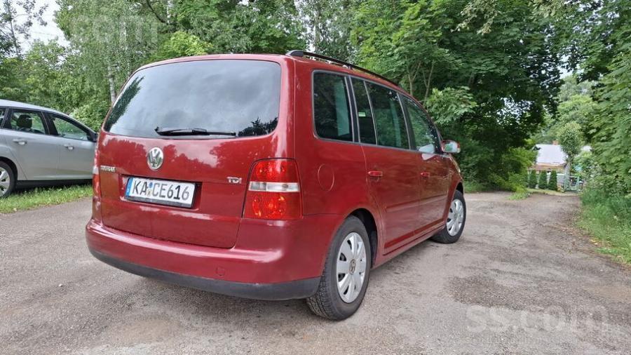 Red Volkswagen Touran 2003 in Daugavpils, with an engine capacity of 1.90 L and mileage of 282 thousand km for 1990 €, photo 9 on AUTOMOTO.COM.LV