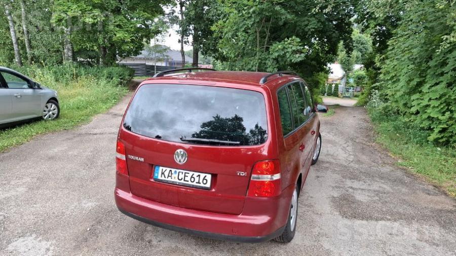 Red Volkswagen Touran 2003 in Daugavpils, with an engine capacity of 1.90 L and mileage of 282 thousand km for 1990 €, photo 10 on AUTOMOTO.COM.LV