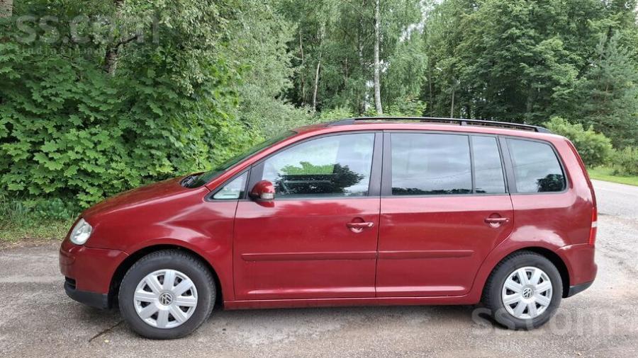 Red Volkswagen Touran 2003 in Daugavpils, with an engine capacity of 1.90 L and mileage of 282 thousand km for 1990 €, photo 13 on AUTOMOTO.COM.LV