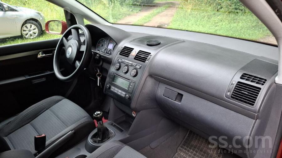 Red Volkswagen Touran 2003 in Daugavpils, with an engine capacity of 1.90 L and mileage of 282 thousand km for 1990 €, photo 21 on AUTOMOTO.COM.LV