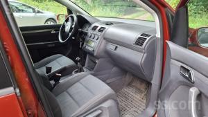 Red Volkswagen Touran 2003 in Daugavpils, with an engine capacity of 1.90 L and mileage of 282 thousand km for 1990 €, photo 22 on AUTOMOTO.COM.LV