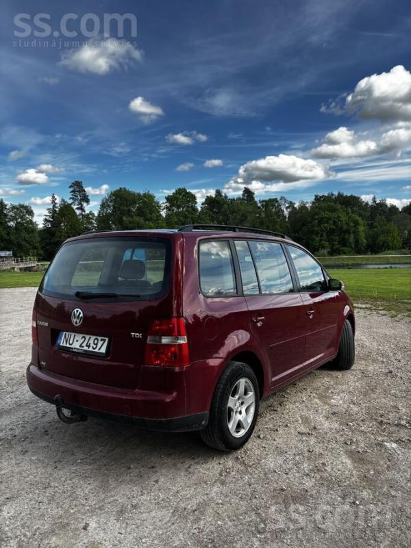 Red Volkswagen Touran 2004 in Ogre, with an engine capacity of 1.90 L and mileage of 216 thousand km for 1850 €, photo 2 on AUTOMOTO.COM.LV