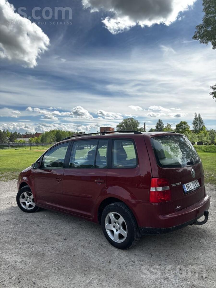 Red Volkswagen Touran 2004 in Ogre, with an engine capacity of 1.90 L and mileage of 216 thousand km for 1850 €, photo 4 on AUTOMOTO.COM.LV
