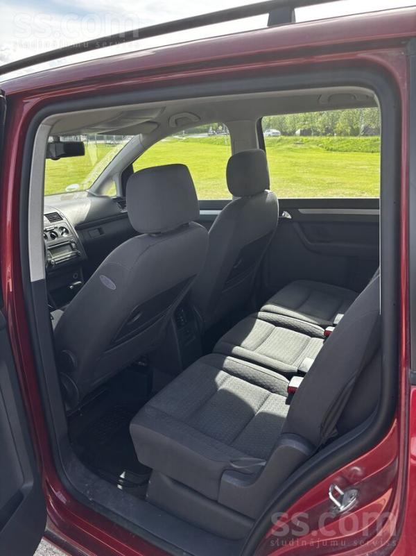 Red Volkswagen Touran 2004 in Ogre, with an engine capacity of 1.90 L and mileage of 216 thousand km for 1850 €, photo 4 on AUTOMOTO.COM.LV