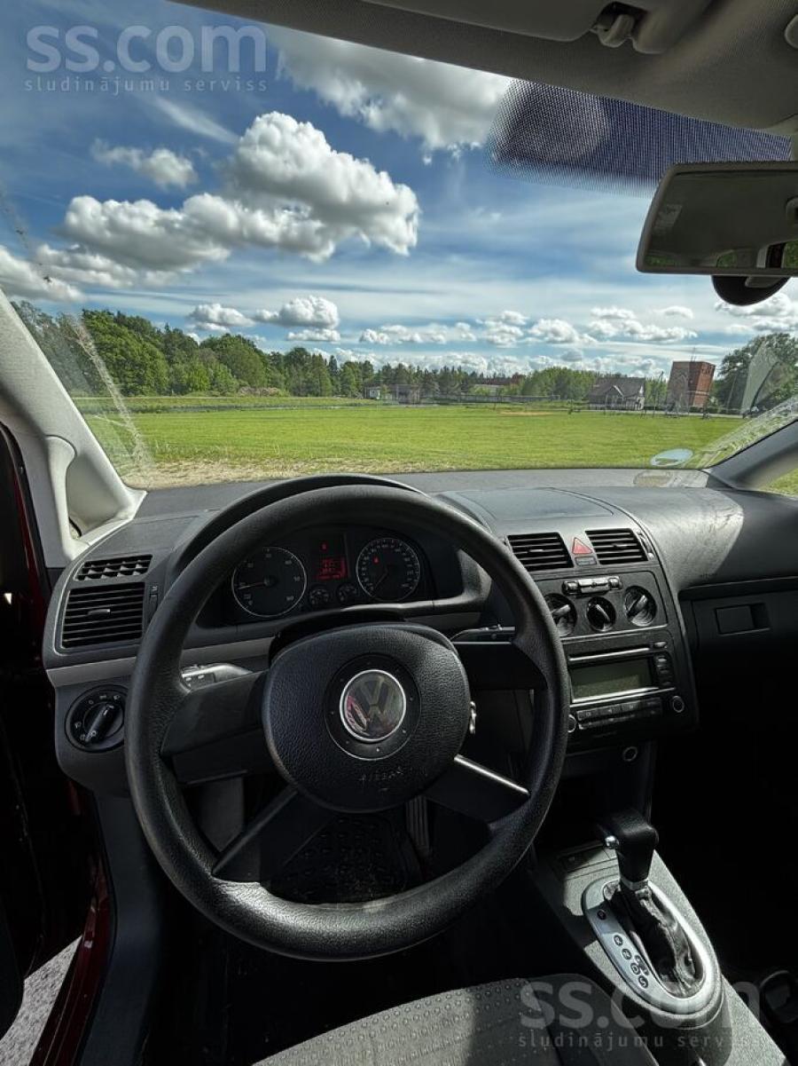 Red Volkswagen Touran 2004 in Ogre, with an engine capacity of 1.90 L and mileage of 216 thousand km for 1850 €, photo 6 on AUTOMOTO.COM.LV