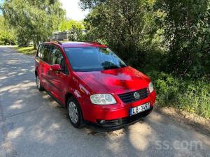 Sarkans Volkswagen Touran 2004 Rīga, ar dzinēja tilpumu 1.60 L un nobraukumu 285 tūkst. km par 700 €, foto 6 vietnē AUTOMOTO.COM.LV