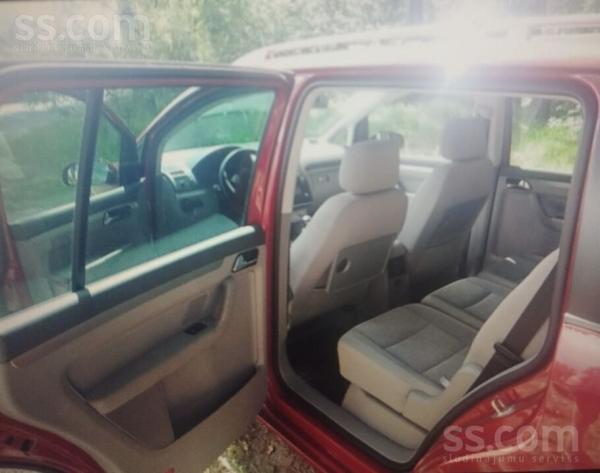 Sarkans Volkswagen Touran 2004 Daugavpils, ar dzinēja tilpumu 1.60 L un nobraukumu 260 tūkst. km par 1600 €, foto 5 vietnē AUTOMOTO.COM.LV