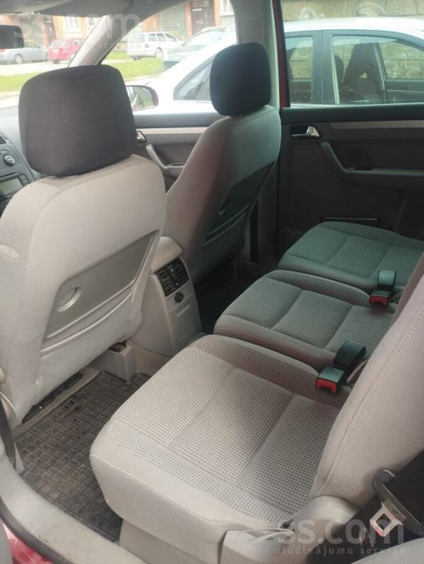 Sarkans Volkswagen Touran 2004 Daugavpils, ar dzinēja tilpumu 1.60 L un nobraukumu 260 tūkst. km par 1600 €, foto 8 vietnē AUTOMOTO.COM.LV