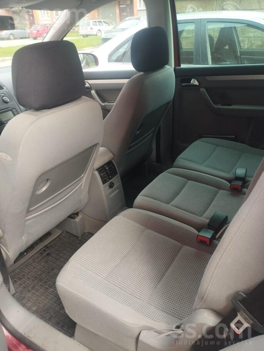 Sarkans Volkswagen Touran 2004 Daugavpils, ar dzinēja tilpumu 1.60 L un nobraukumu 260 tūkst. km par 1600 €, foto 8 vietnē AUTOMOTO.COM.LV