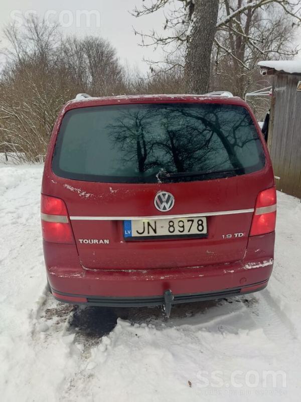 Red Volkswagen Touran 2005 in Madona, with an engine capacity of 1.90 L and mileage of 420 thousand km for 1700 €, photo 4 on AUTOMOTO.COM.LV