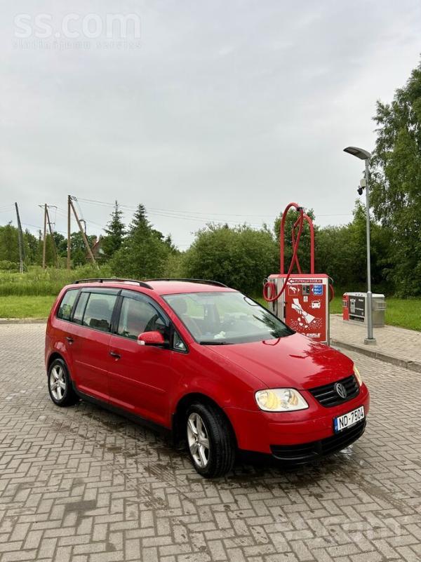 Red Volkswagen Touran 2005 in Rezekne, with an engine capacity of 1.90 L and mileage of 470 thousand km for 1400 €, photo 2 on AUTOMOTO.COM.LV
