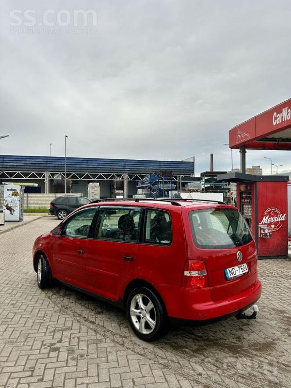 Red Volkswagen Touran 2005 in Rezekne, with an engine capacity of 1.90 L and mileage of 470 thousand km for 1400 €, photo 4 on AUTOMOTO.COM.LV