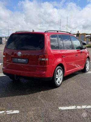 Red Volkswagen Touran 2005 in Kedainiai, with an engine capacity of 1.90 L and mileage of 192 thousand km for 2800 €, photo 4 on AUTOMOTO.COM.LV