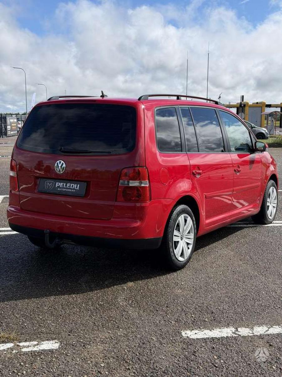 Red Volkswagen Touran 2005 in Kedainiai, with an engine capacity of 1.90 L and mileage of 192 thousand km for 2800 €, photo 4 on AUTOMOTO.COM.LV