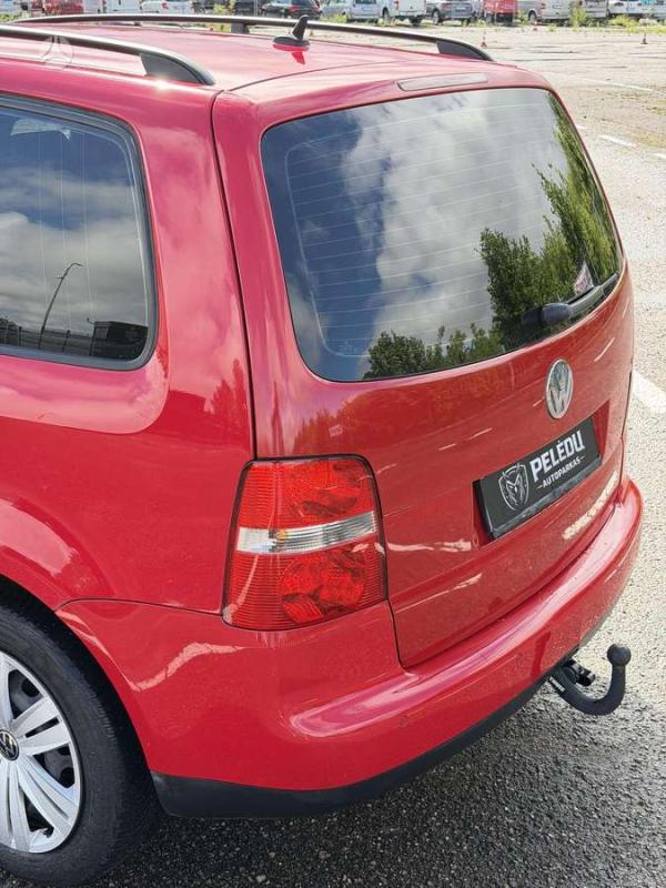 Red Volkswagen Touran 2005 in Kedainiai, with an engine capacity of 1.90 L and mileage of 192 thousand km for 2800 €, photo 5 on AUTOMOTO.COM.LV