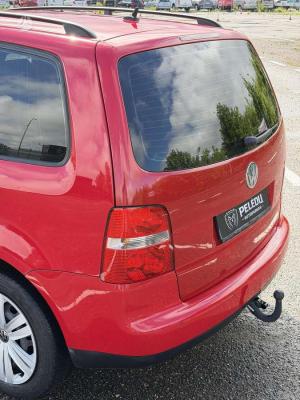 Red Volkswagen Touran 2005 in Kedainiai, with an engine capacity of 1.90 L and mileage of 192 thousand km for 2800 €, photo 6 on AUTOMOTO.COM.LV