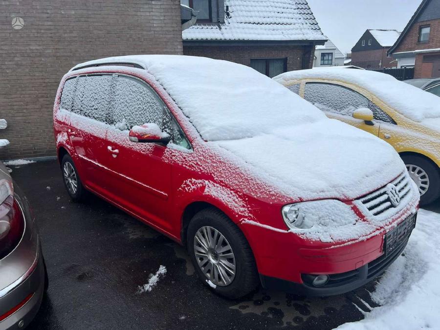 Red Volkswagen Touran 2006 in Jurbarkas, with an engine capacity of 1.90 L and mileage of 300 thousand km for 2550 €, photo 1 on AUTOMOTO.COM.LV