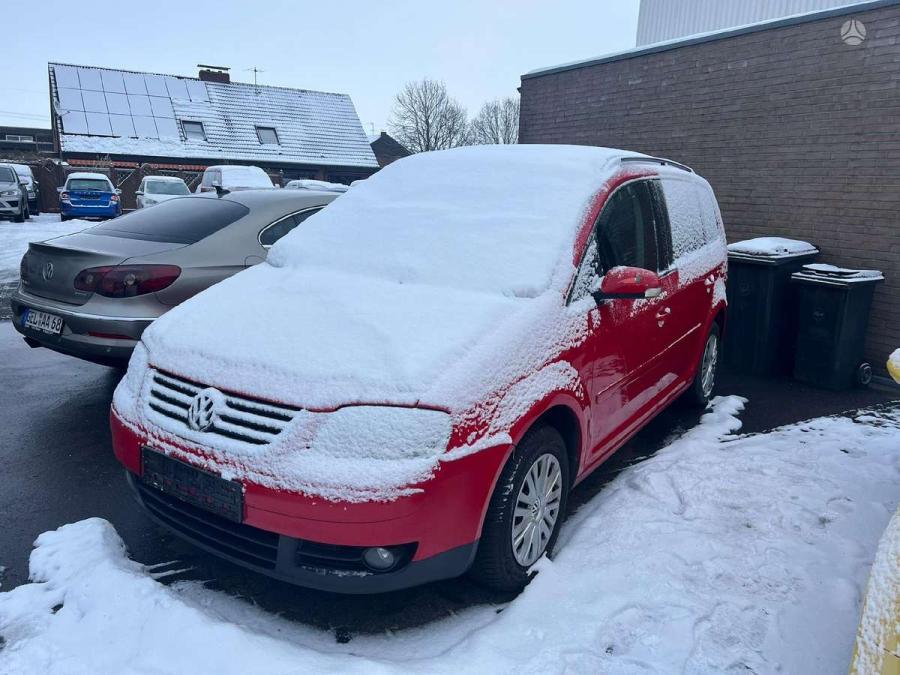 Red Volkswagen Touran 2006 in Jurbarkas, with an engine capacity of 1.90 L and mileage of 300 thousand km for 2550 €, photo 2 on AUTOMOTO.COM.LV