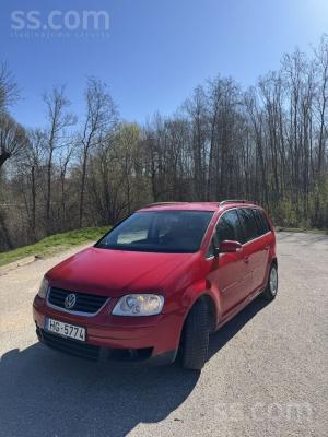 Sarkans Volkswagen Touran 2006 Cēsis, ar dzinēja tilpumu 1.90 L un nobraukumu 305 tūkst. km par 949 €, foto  vietnē AUTOMOTO.COM.LV