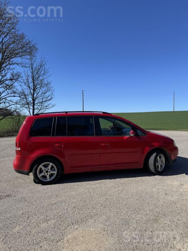 Red Volkswagen Touran 2006 in Cesis, with an engine capacity of 1.90 L and mileage of 305 thousand km for 949 €, photo 5 on AUTOMOTO.COM.LV