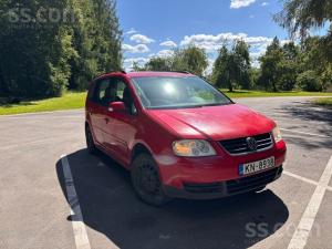 Sarkans Volkswagen Touran 2006 Gulbene, ar dzinēja tilpumu 1.60 L un nobraukumu 381 tūkst. km par 2000 €, foto  vietnē AUTOMOTO.COM.LV