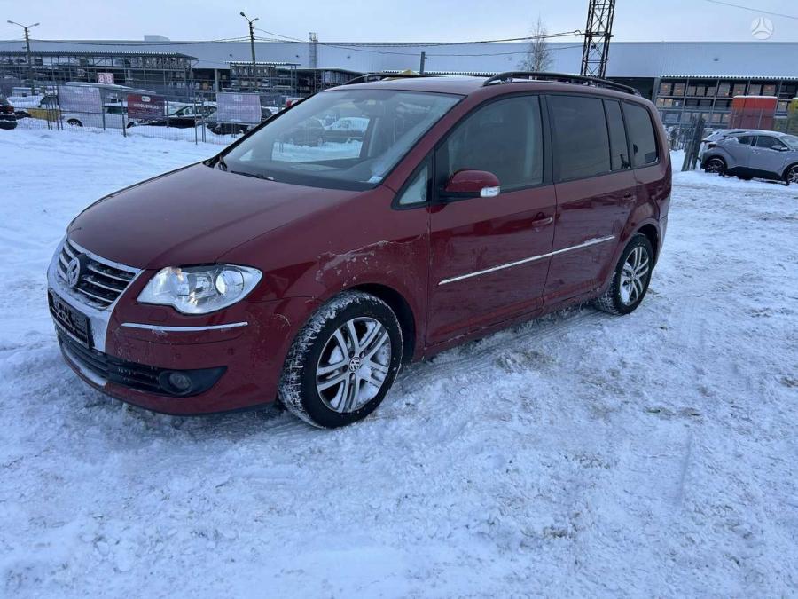 Red Volkswagen Touran 2007 in Kaunas, with an engine capacity of 1.39 L and mileage of 195 thousand km for 3550 €, photo 1 on AUTOMOTO.COM.LV