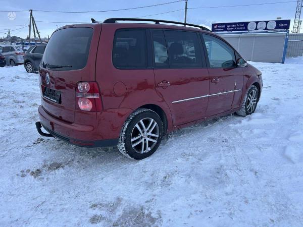 Sarkans Volkswagen Touran 2007 Kauņa, ar dzinēja tilpumu 1.39 L un nobraukumu 195 tūkst. km par 3550 €, foto 4 vietnē AUTOMOTO.COM.LV