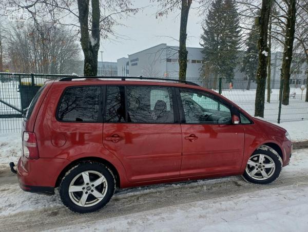 Sarkans Volkswagen Touran 2007 Kauņa, ar dzinēja tilpumu 2.00 L un nobraukumu 335 tūkst. km par 2450 €, foto 1 vietnē AUTOMOTO.COM.LV