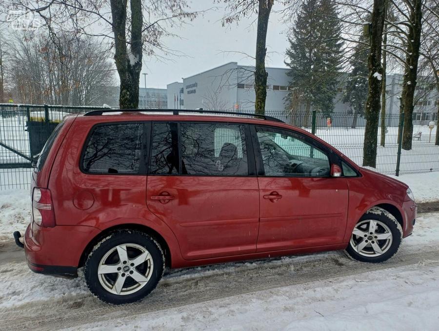 Sarkans Volkswagen Touran 2007 Kauņa, ar dzinēja tilpumu 2.00 L un nobraukumu 335 tūkst. km par 2450 €, foto 1 vietnē AUTOMOTO.COM.LV